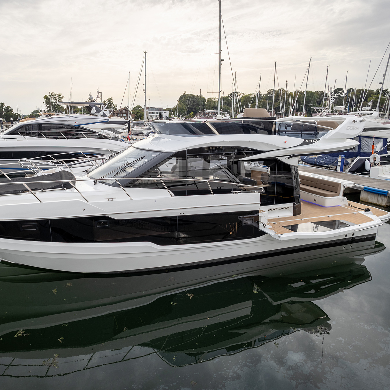 Virtual Tour by VPiX | Galeon 440 FLY (440-010)
